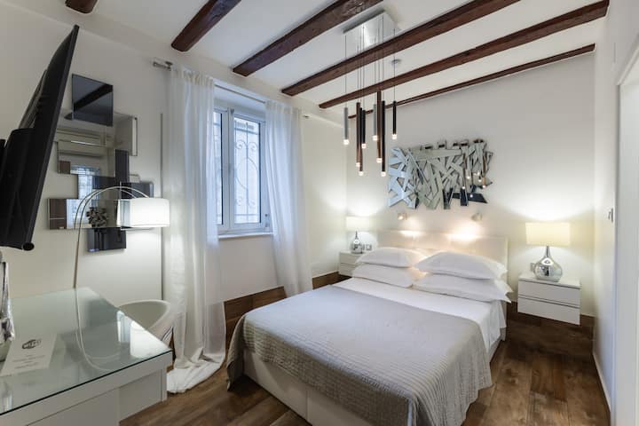 New Chic Spalatum ( Heart Of Split ) - Split