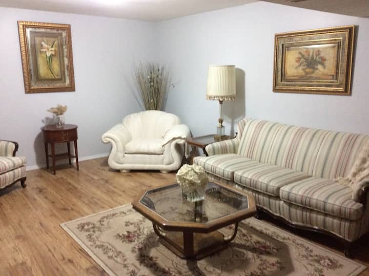 Deborah And Henry’s Cozy Suite - Abbotsford