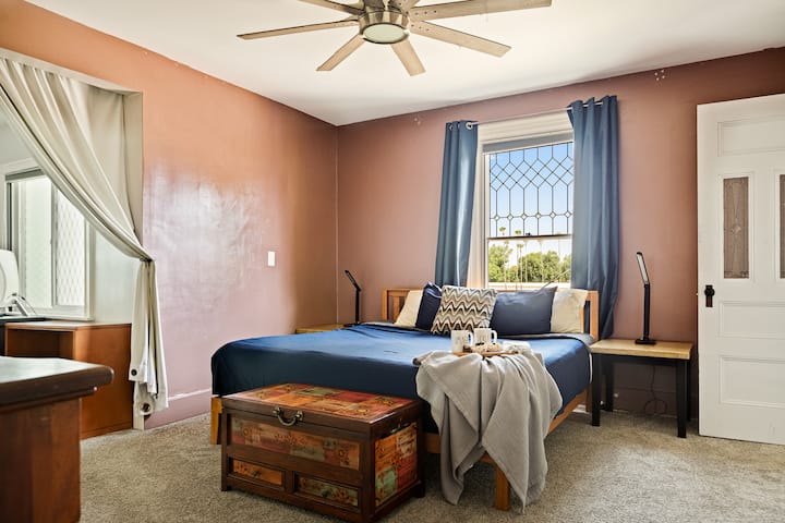 Historic 120-year-old 4 King Bedroom Estate - Redlands, CA