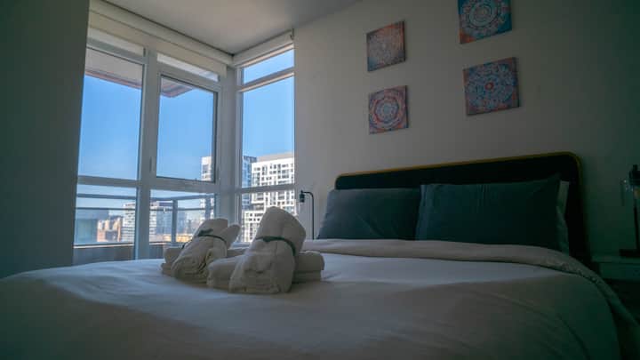 Beautiful And Central 3 Bedroom Condo With Parking - Toronto