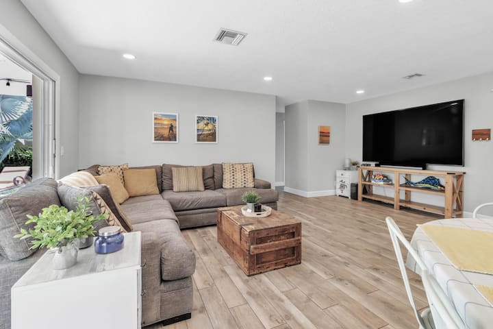 Vibrant 2br With Large Yard Just 10 Mint To Mall! - Palm Beach Gardens, FL