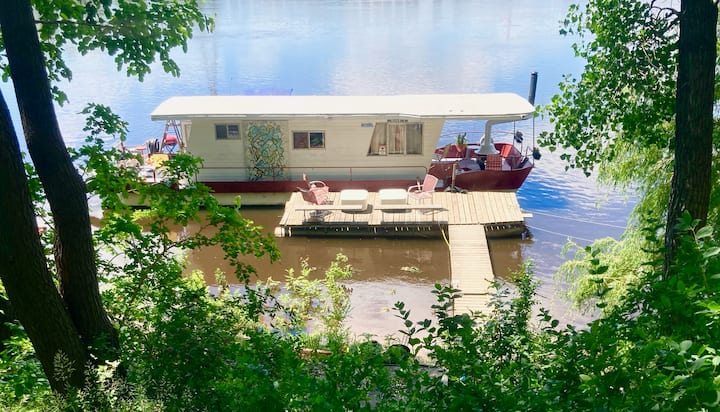 Houseboat On The Mississippi - Minneapolis, MN