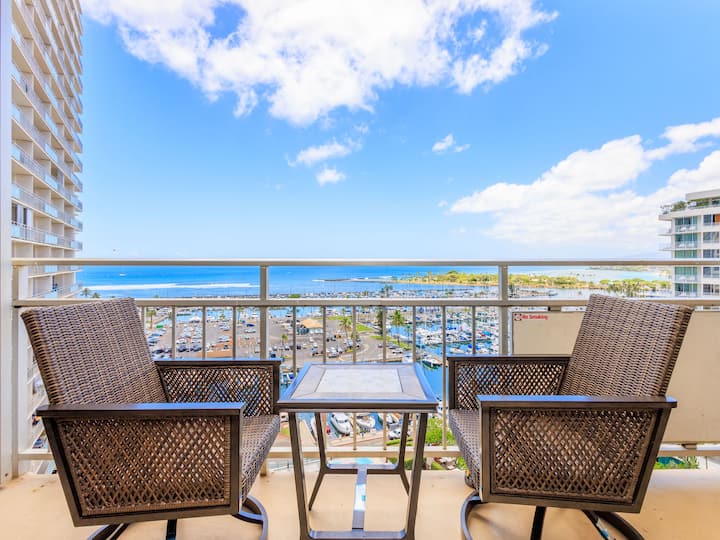 Waikiki Ocean & Sunset Views W/ Free Parking - Honolulu, HI
