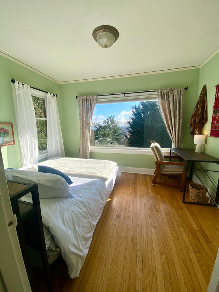 Cozy Vintage Hilltop Cottage - Seattle, WA