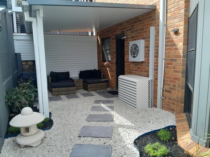 Studio, Private Courtyard, Parking, Foxtel/netflix - Newcastle