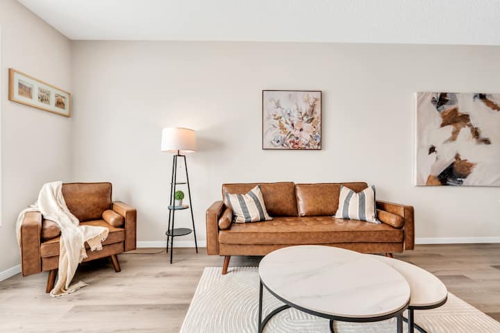 Spacious 4br Retreat - Sleeps 8 - Family Friendly - Calgary