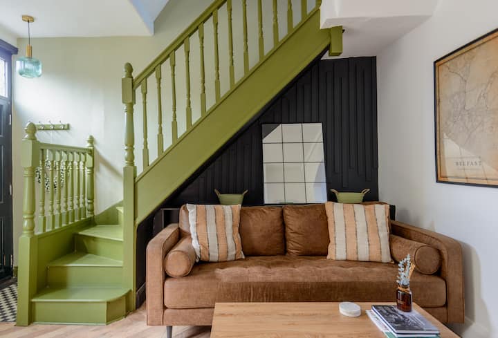 Cottage In The City . 2br Upmarket Location - 