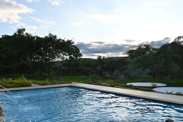 Piscina Y Jacuzzi Para Disfrutar - La Mesa