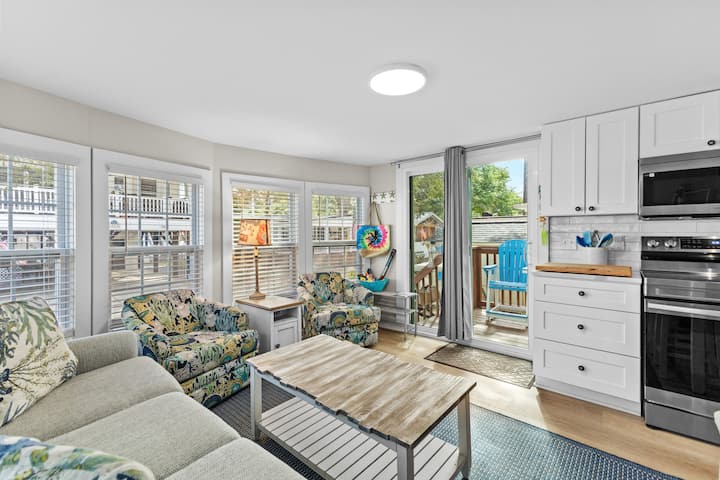 Under The Oak | Steps To Beach & Patio W/ Grill - Surfside Beach, SC