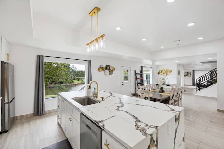 Lakefront Retreat Getaway Gameroom Firepit Fishing - League City, TX