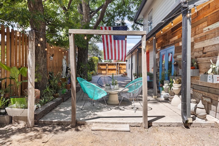 Austin Art House Retreat - Austin, TX