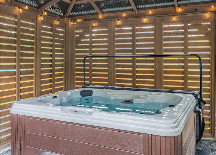 *Cozy Tiny Home + Private Hot Tub* - Ashford, WA