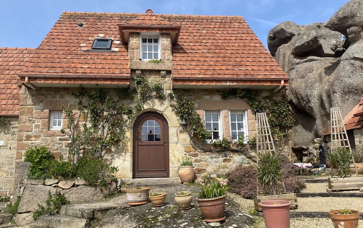 Maison De Charme Et Son Jardin Dans Les Rochers - Plage de Trégastel
