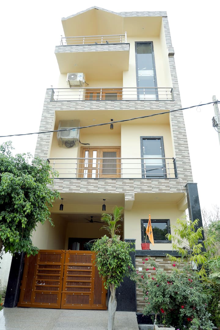 Villa In Mathura For Whole Family - Mathura