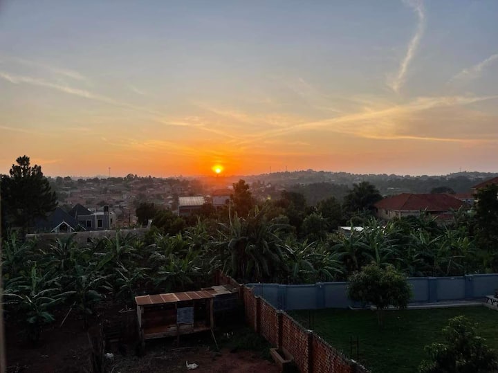 Sunset Views! Safe, Comfortable Cheap Apartment - Uganda