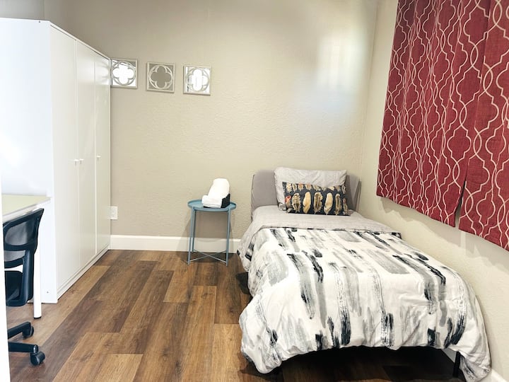 Private Bedroom #1 One Bed/ Wifi/ Parking - San Jose, CA