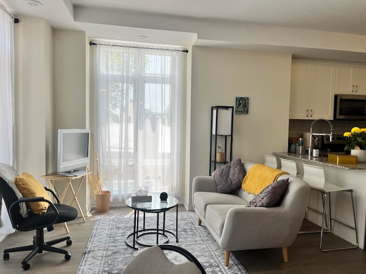 Airy Modern Townhouse In Toronto
2 Beds - Toronto