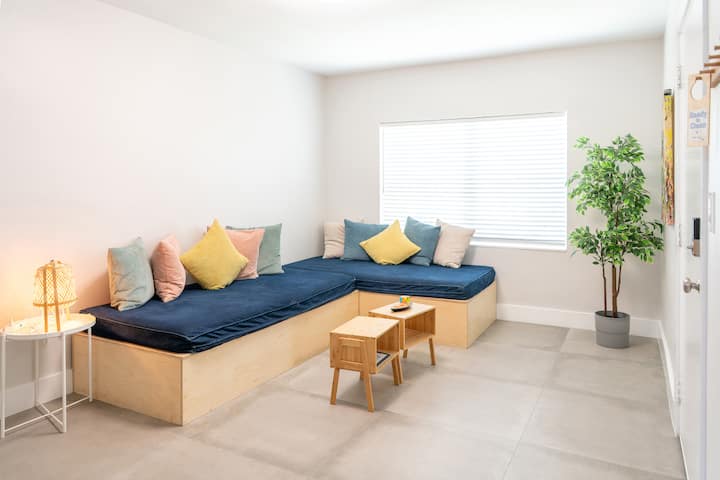 Bright Remodeled Spacious 2 Bedroom W Parking - Miami, FL
