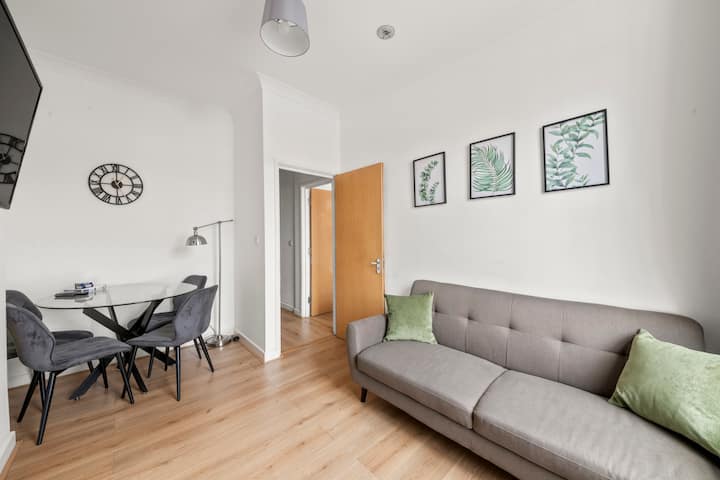 Central Reading | Spacious 3br | Parking - Reading