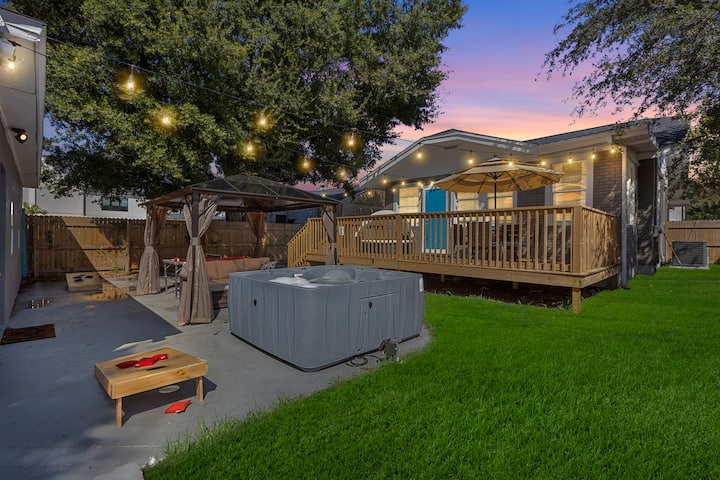 Sleeps 22! Jacuzzi - 2 Blocks From Armature Works! - Tampa, FL