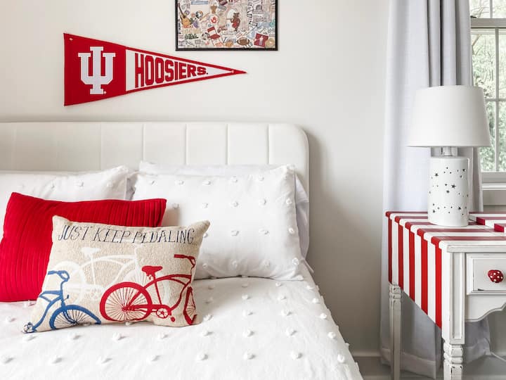The Cream & Crimson Condo | Downtown + Walkable - 블루밍턴