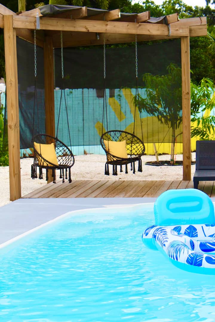 Tropicsota Bliss: Your Coastal Haven In Sarasota - Sarasota, FL