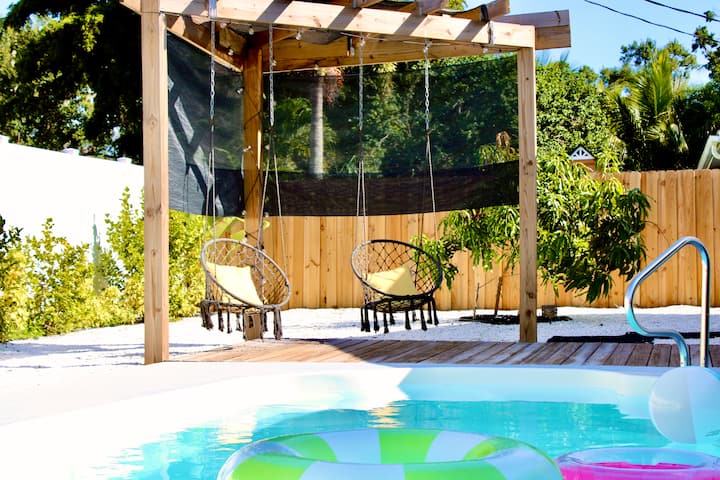 Tropicsota Bliss: Your Coastal Haven In Sarasota - Sarasota, FL