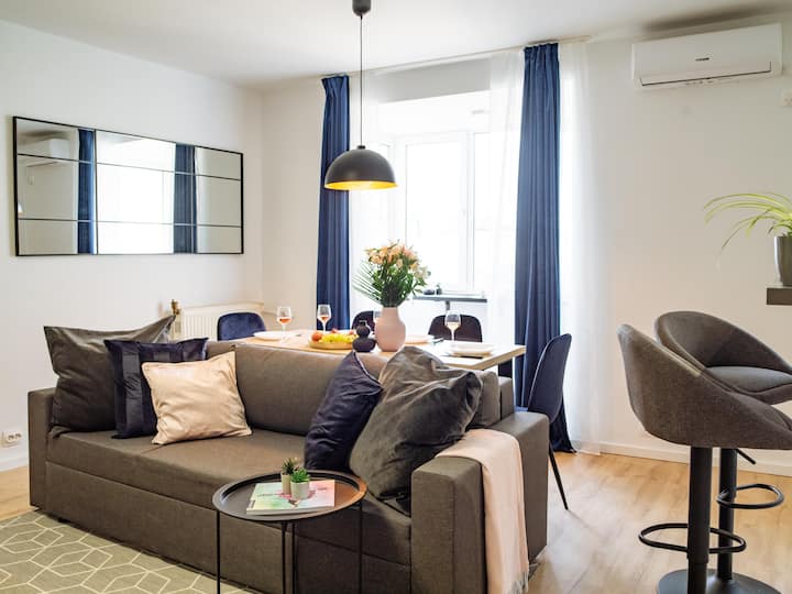 Angel - Old Town Centre - Bucarest