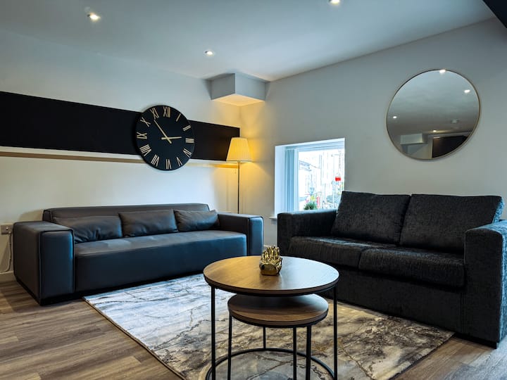 Seven Suites | Open Plan Living With Pool Table - Liverpool