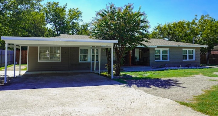 Family 4br/3ba Retreat • Parking & Backyard /Dfw - Dallas, TX