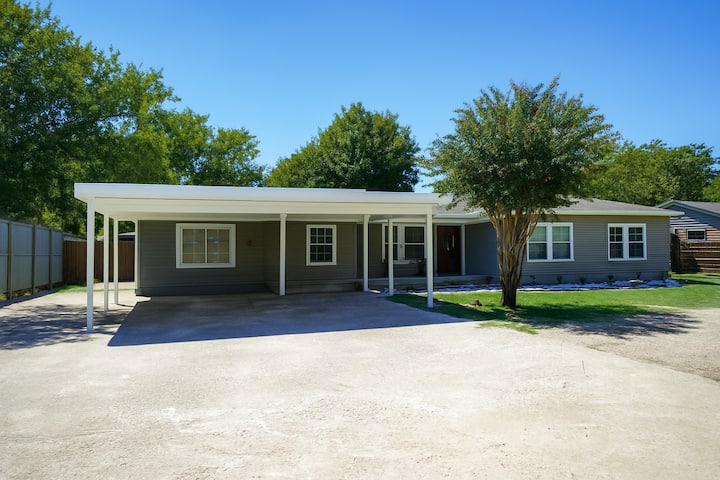 Family 4br/3ba Retreat • Parking & Backyard /Dfw - Dallas, PA