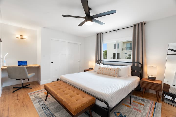 New! Old Town Modern, Walkable, Hot Tub & Fire Pit - Scottsdale