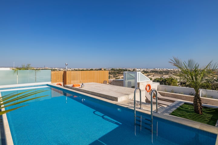 Modern 2br With Panoramic Views, Access To Pool - Malta