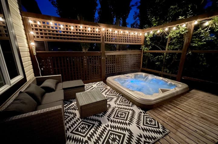 *Hot Tub* | 5 Bedrooms | Spruce Meadows Retreat - Calgary