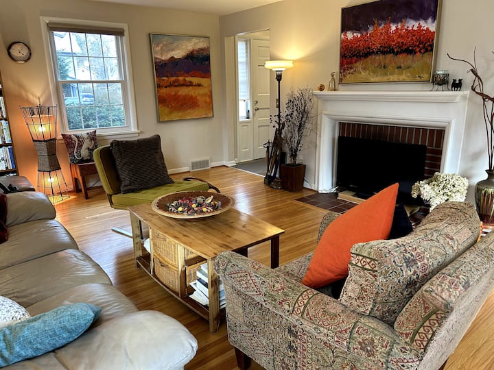 Eclipse! B&b In Safe, Comfy, Artful Suburban Home - Rochester, NY