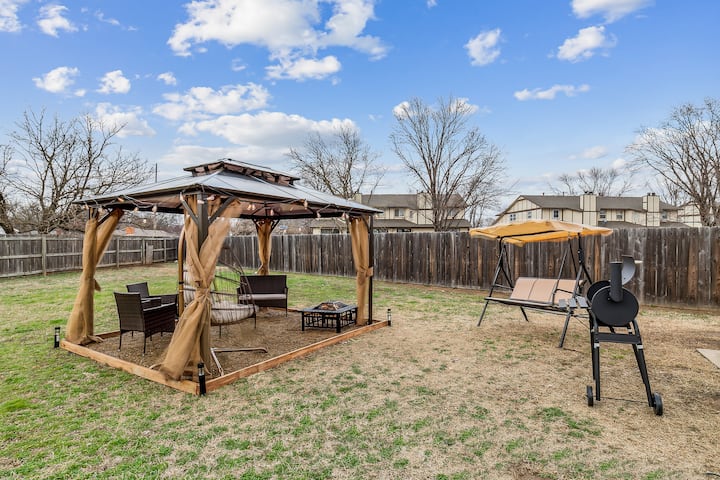 Duplex In West Wichita:kingbeds, 75" Tv & Gazebo - Wichita, KS