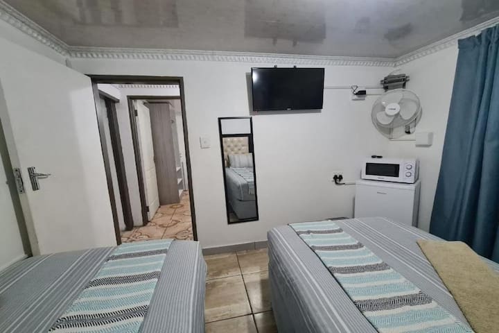 Neat 13pax Single Beds B/packer - Phuthaditjhaba