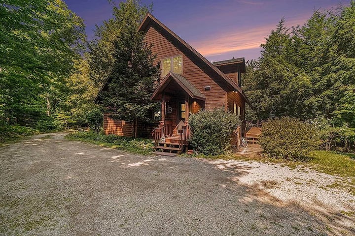 Treehouse Feel, Sleeps 10! - Frankfort, MI