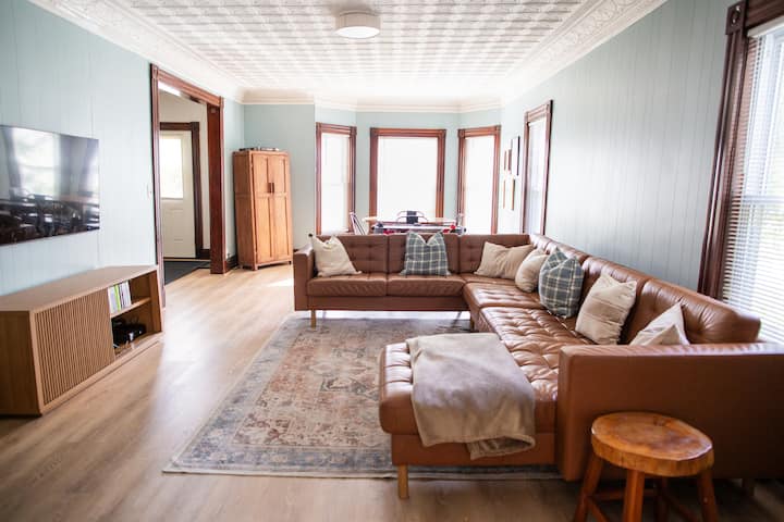 Spacious, Family-friendly 6br Home, Near Jay Peak - Mont Sutton, QC