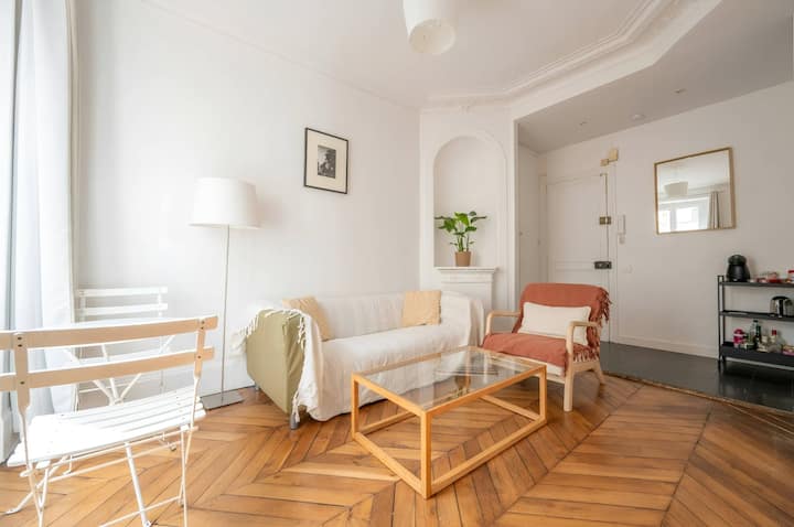 1 Bedroom Apartment - Rue Lepic - Montmartre - Paris