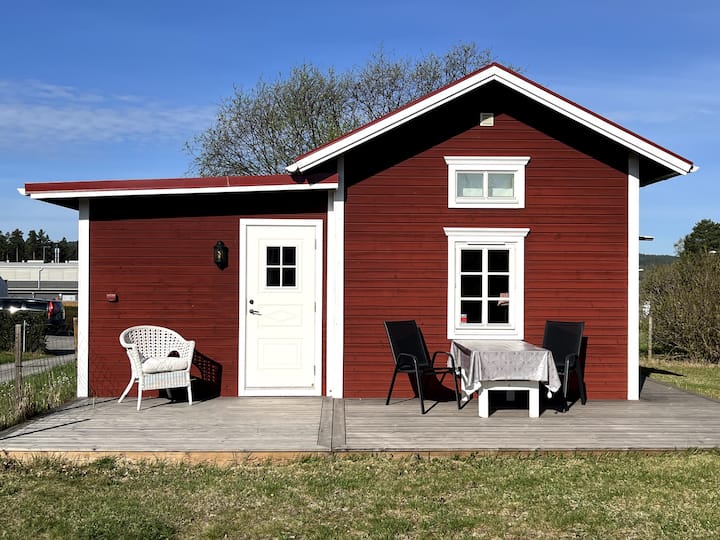 Stuga I Bymiljö Nära Kommunikationer Och Service - Insjön