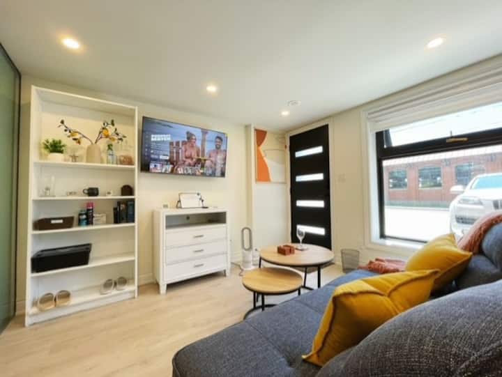 Private Unit By Casa Loma + Free Parking +King Bed - Toronto