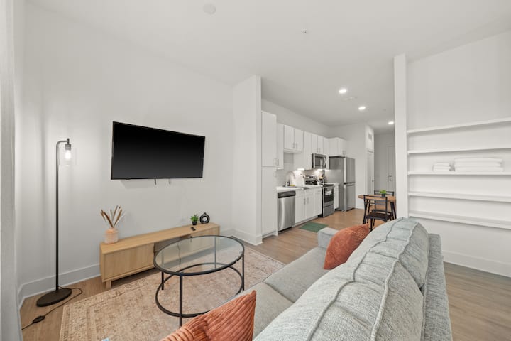 Warm, Inviting Studio | Location! | Free Parking! - Davis Islands, FL