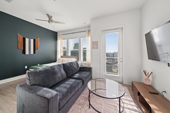 Stylish Studio | Downtown Views | Saltwater Pool! - Tampa