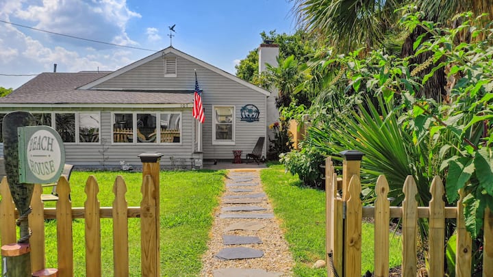Cozy Cottage Smiley Palms - Hampton, VA