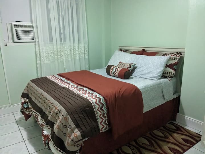 2br 1ba, W/aircon, And Separate Pool House Access - Montserrat