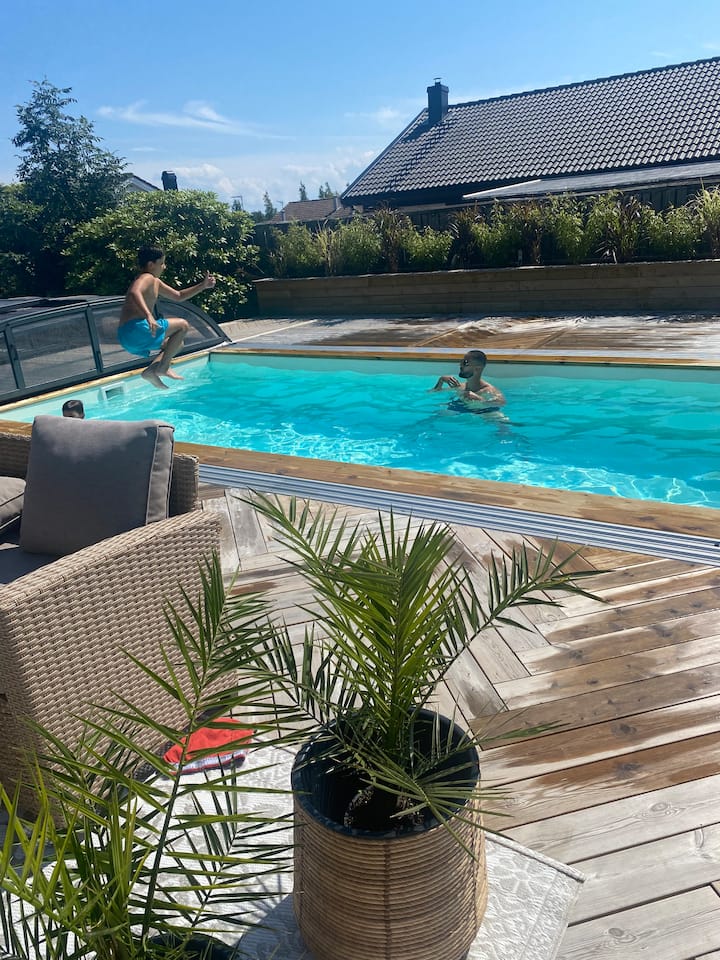 Stan- Och Strandnära Poolvilla. - Halmstad