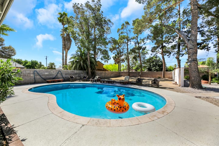 Morden Ranch 7br/ Pool /Yard Center Vegas! - Las Vegas, NV