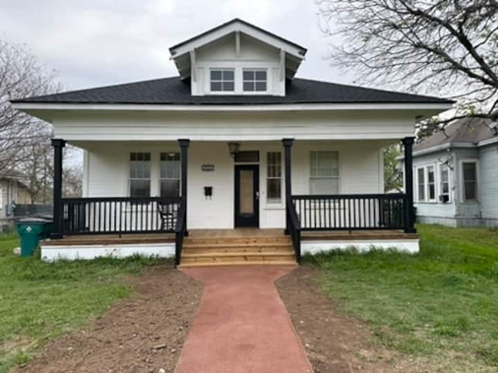 Vintage Vacation Home - Taylor, TX