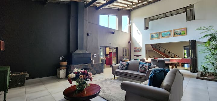 Expansive 5-bedroom House - Hartbeespoort
